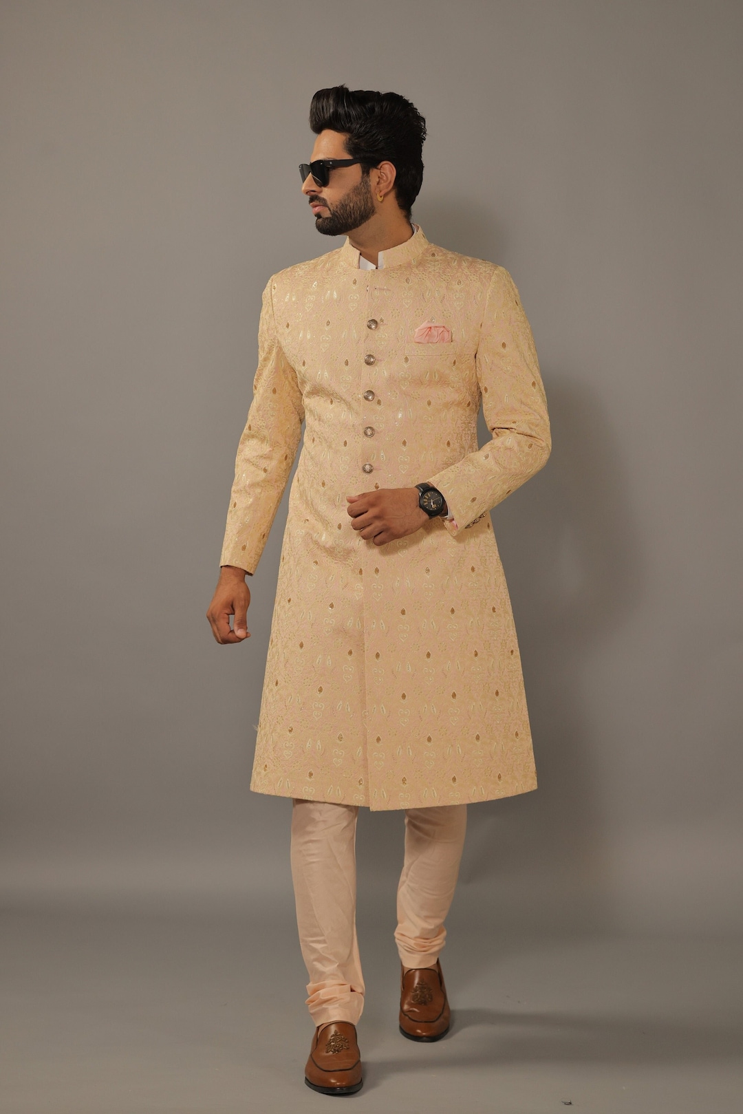 Sherwani Achkan / Abbigliamento da sposo ricamato con pesche di Lucknow ...