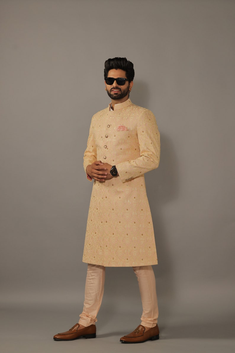 Sherwani Achkan / Abbigliamento da sposo ricamato con pesche di Lucknow ...
