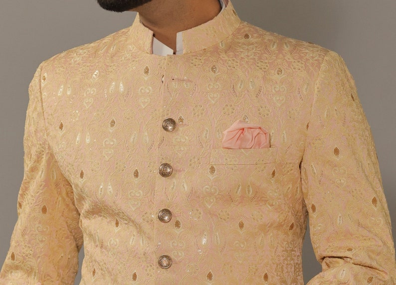 Sherwani Achkan / Abbigliamento da sposo ricamato con pesche di Lucknow ...