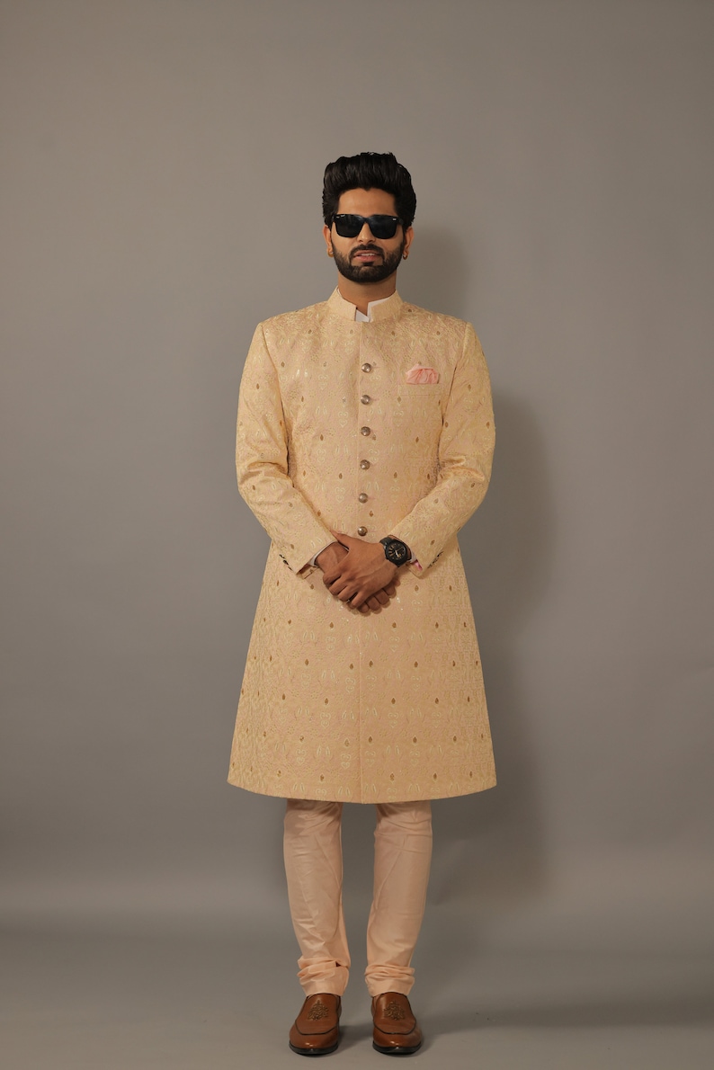 Sherwani Achkan / Abbigliamento da sposo ricamato con pesche di Lucknow ...