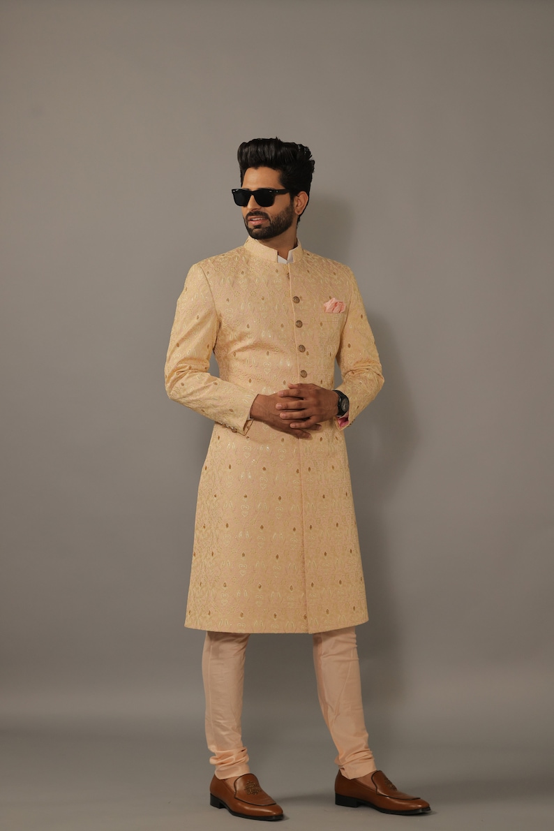 Sherwani Achkan / Abbigliamento da sposo ricamato con pesche di Lucknow ...