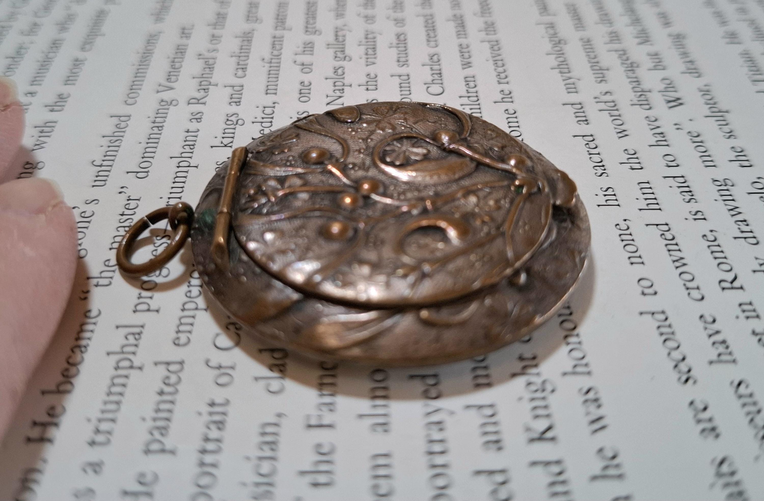 Vintage Poudrier and Powder Puff Collectable With Art Nouveau Misteltoe ...