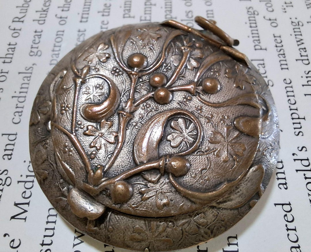 Vintage Poudrier and Powder Puff Collectable With Art Nouveau Misteltoe ...