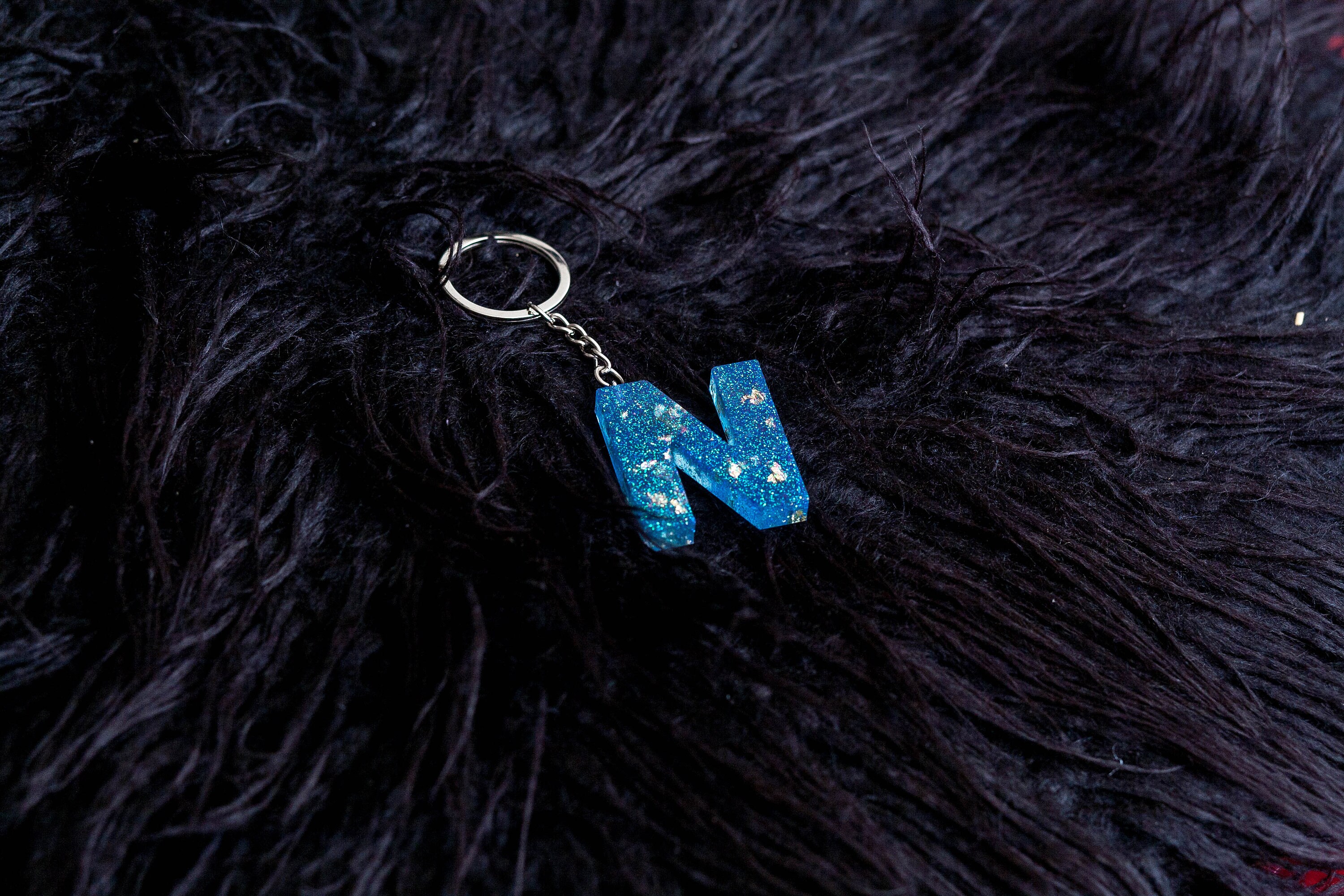 Llaveros de letra Brillo azul con escamas de oro - Etsy España