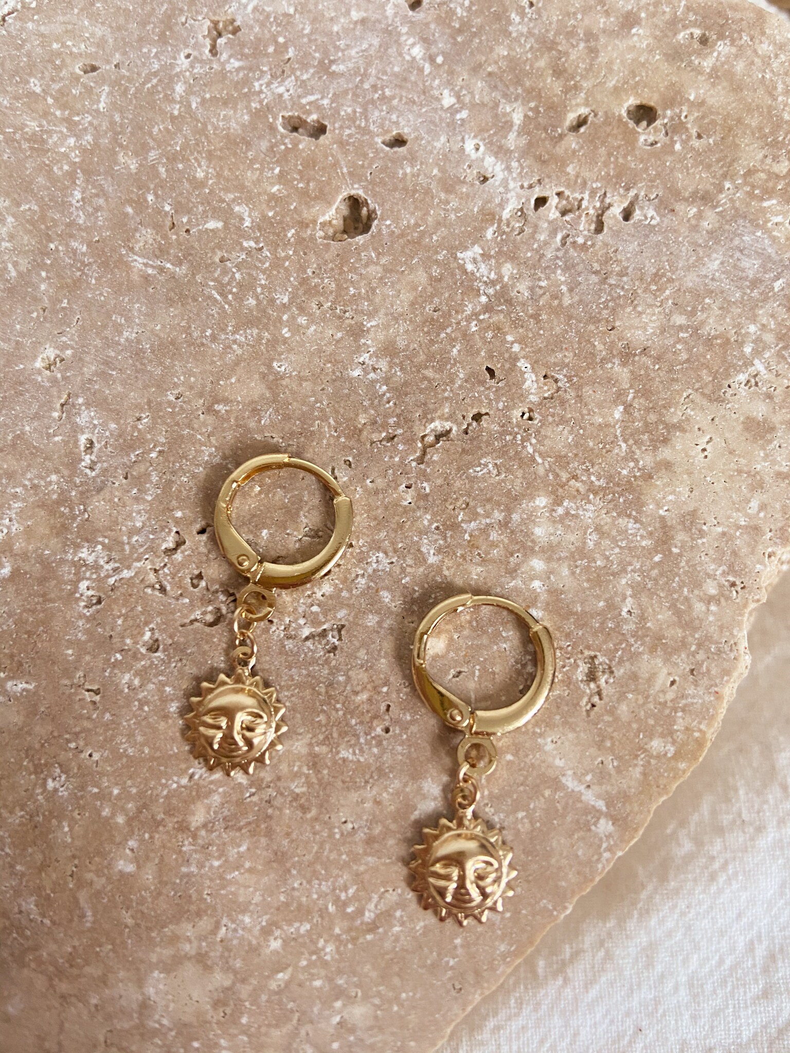 Gouden zon hoepel oorbel gouden zon huggie hoepels oorbellen - Etsy ...