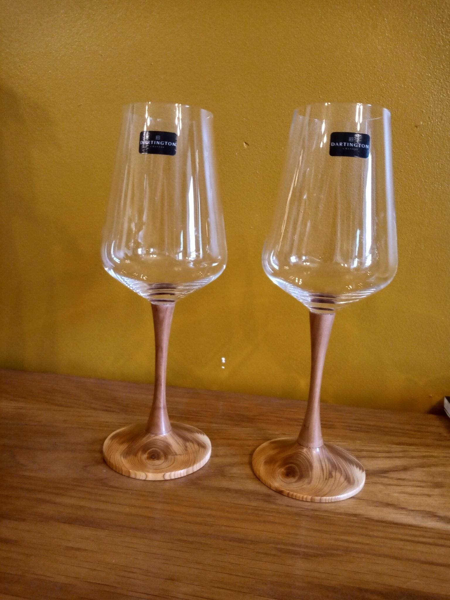 Hermosas copas de vino wood stemmed como estas muestras están hechas a ...