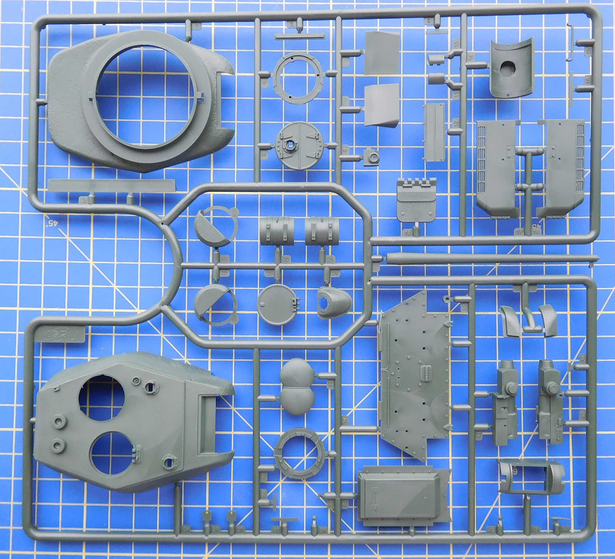 Scale: 1/35 Plastic Model Kit T-34-85 Tiger II battle of Berlin, April ...