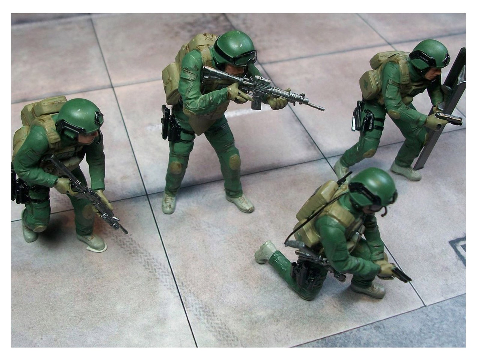 Scale: 1/24 Plastic Figures SWAT Team. Buildable Figures ICM DS2401 ...