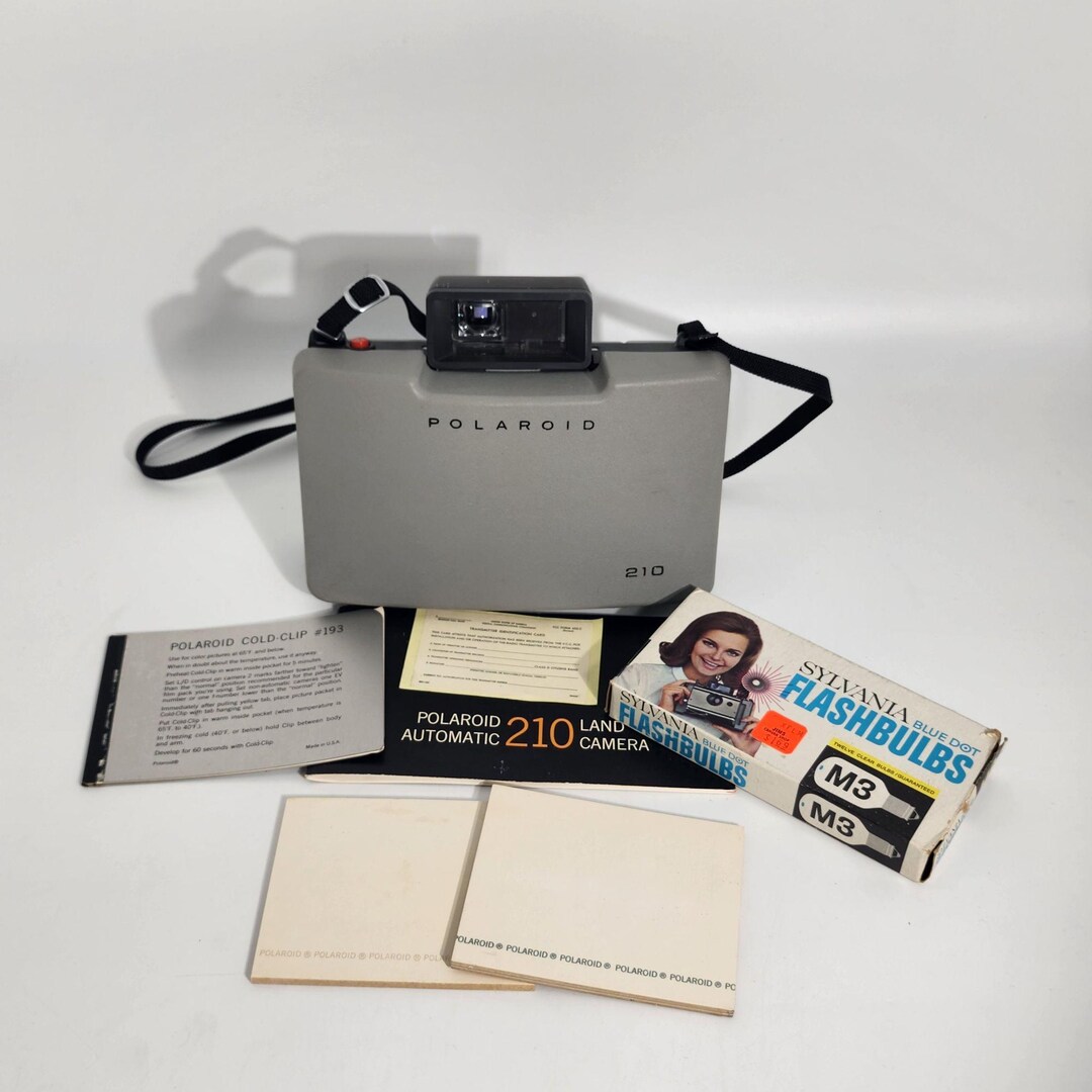 Polaroid Automatic 210 Land Camera With Sylvania Blue Dot Flashbulbs ...