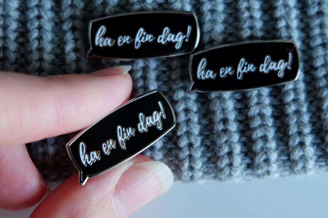 Ha en fin dag emaille pin Have a nice day emaille pin Noorse frase ...