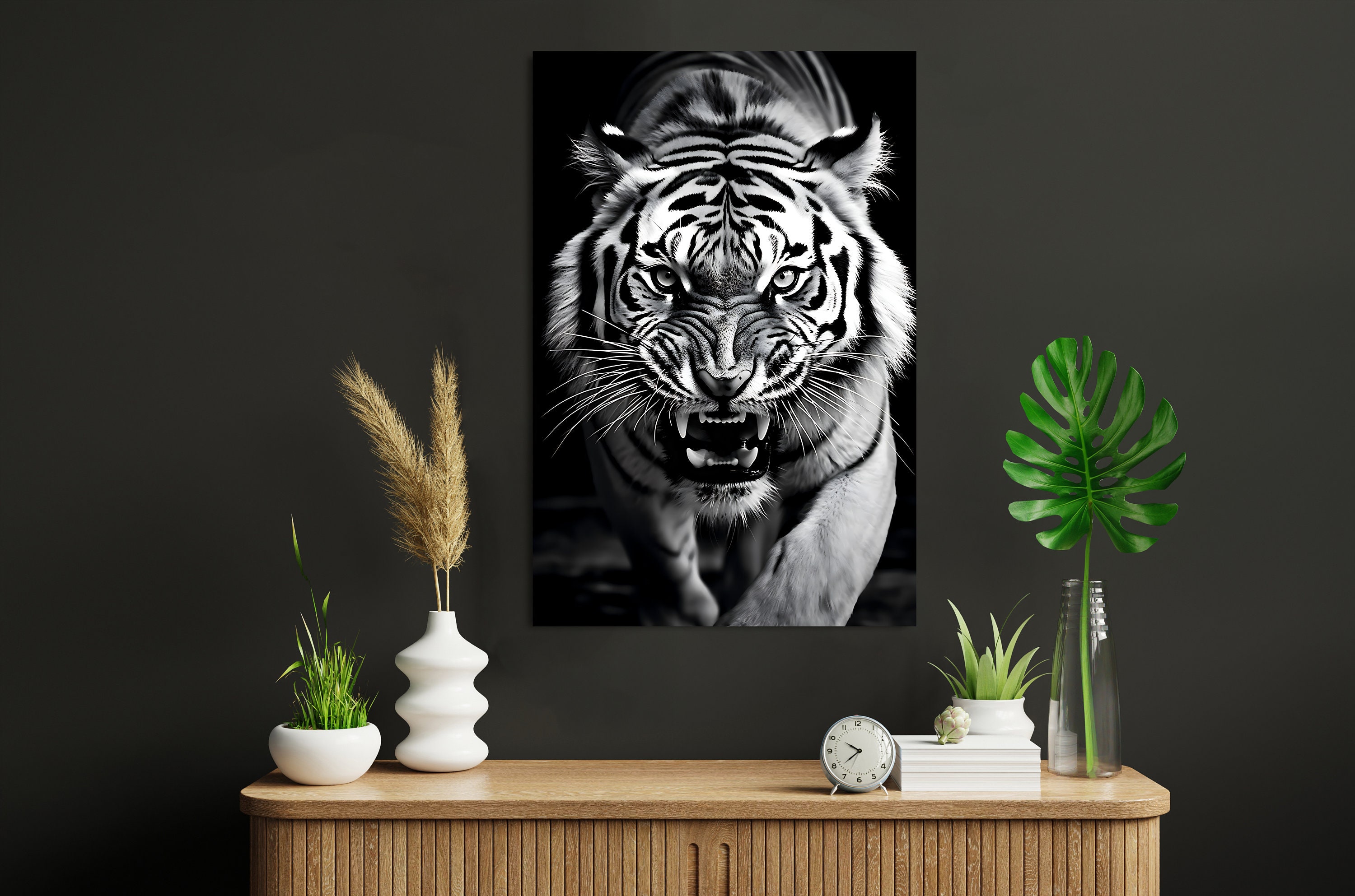 Siberian Tiger in Attack Position - Black and White Picture/beauty of ...
