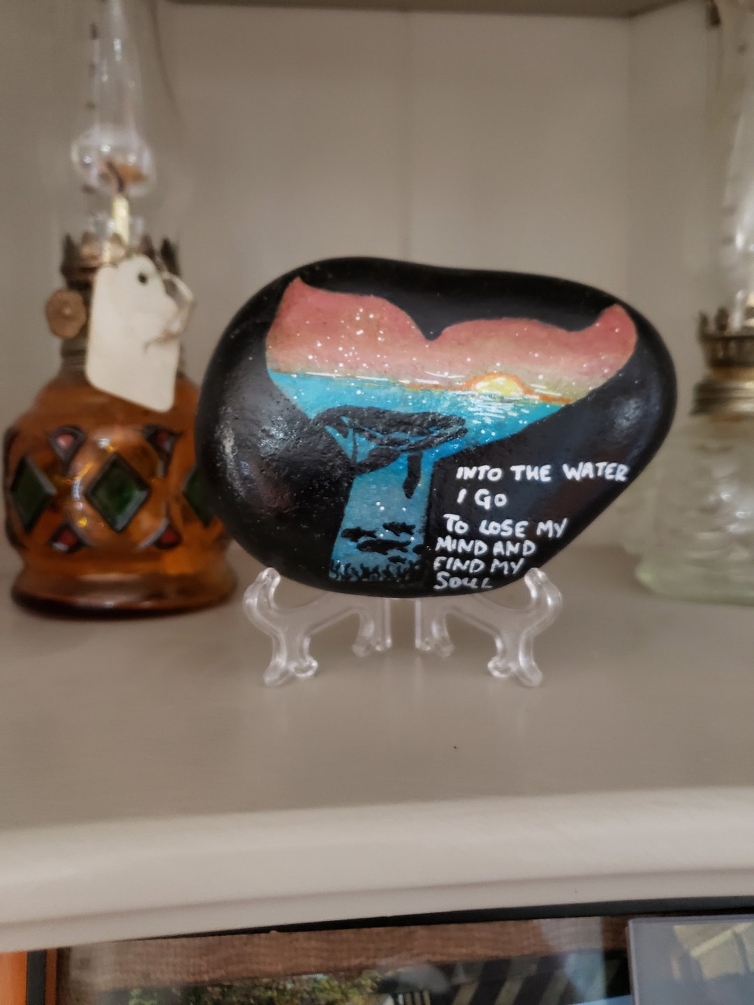 Silueta de cola de roca de ballena pintada a mano con en la rima de ...