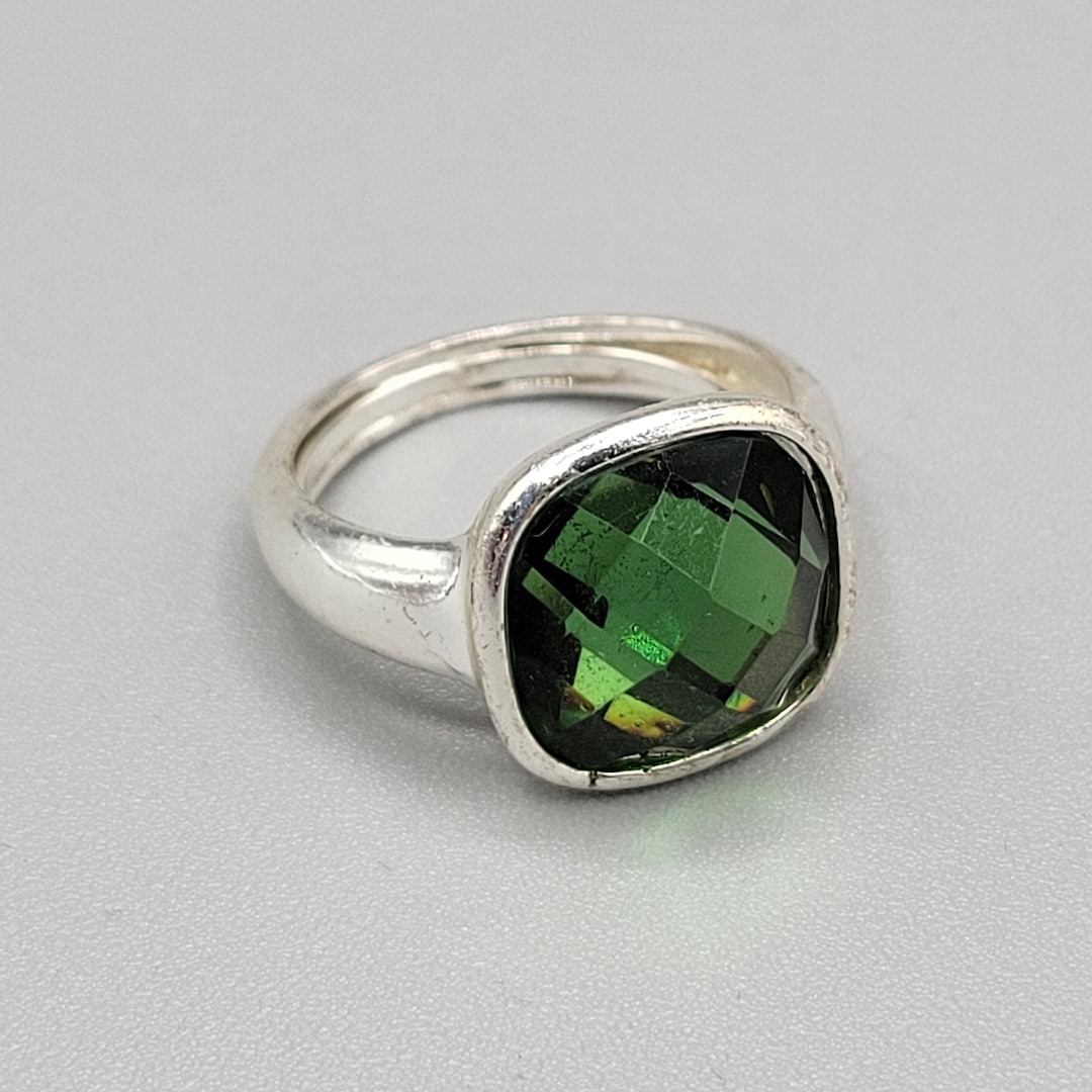 Avon NRT Ring Emerald Green Faceted Center Silver Tone Adjustable Size ...