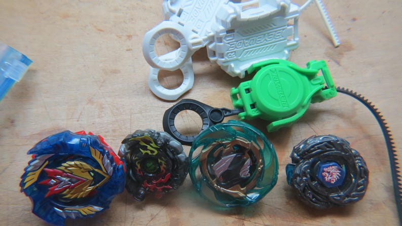 Beyblade Lot of 4 Beyblades, 3 Launchers LOT - Etsy