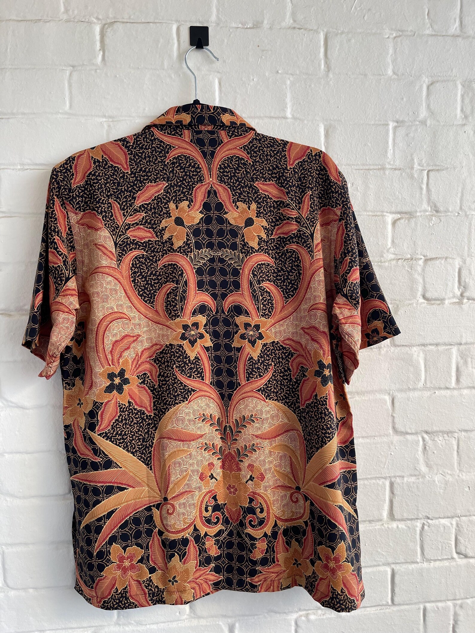 Batik Keris Silky Polyester Shirt: Handcrafted Indonesian Menswear (M ...