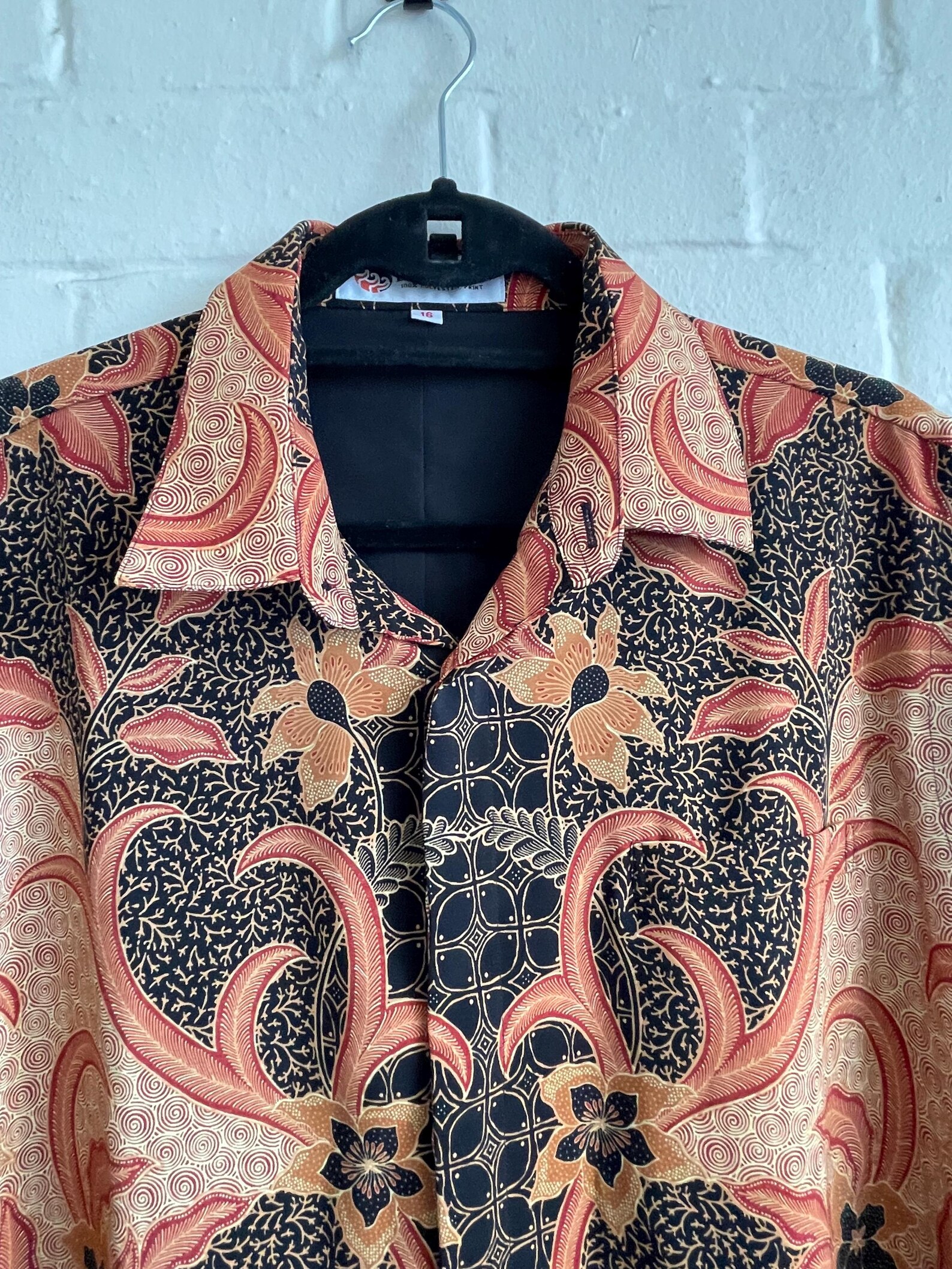 Batik Keris Silky Polyester Shirt: Handcrafted Indonesian Menswear (M ...