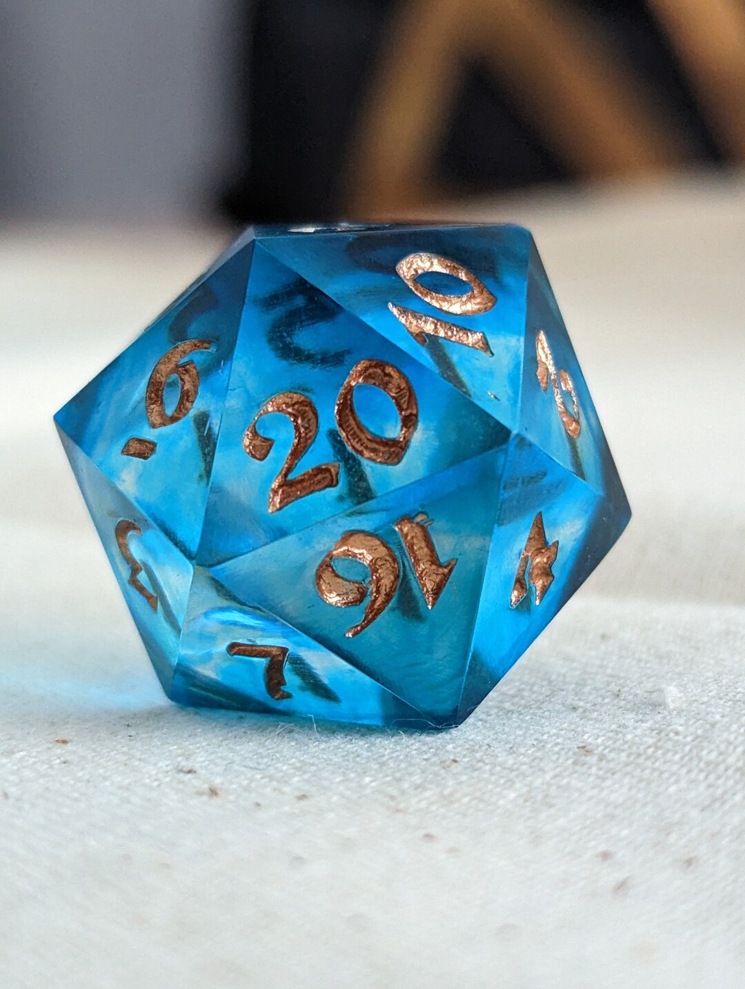 Dados TTRPG hechos a mano Dados DnD Azul hielo con tinta bronce - Etsy ...