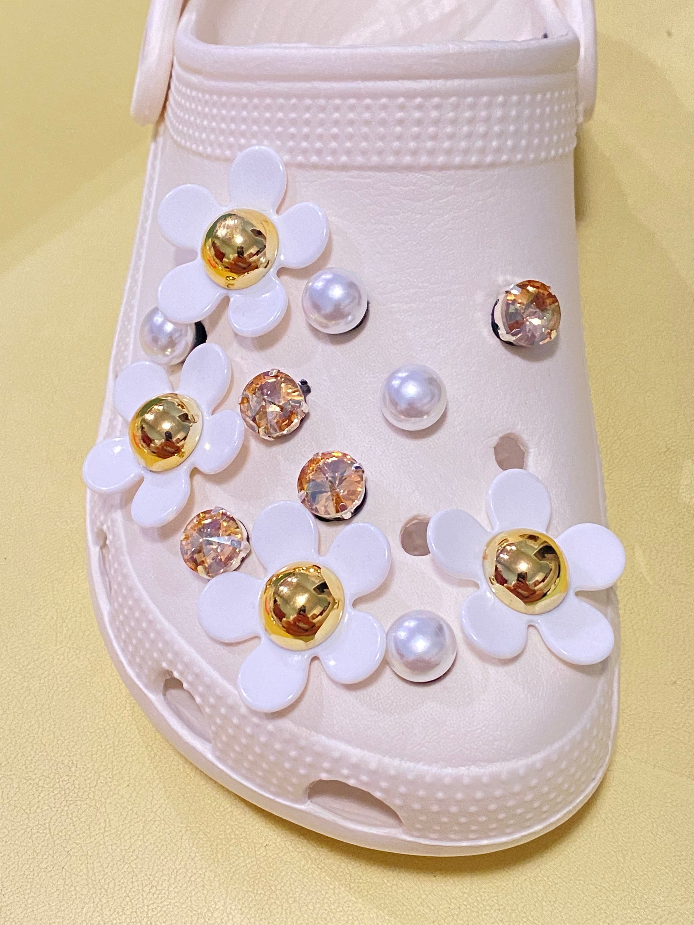 Crocs Charm WHITE Daisy Floral / Pearl / Diamond (12pcs / 24pcs) Shoe ...