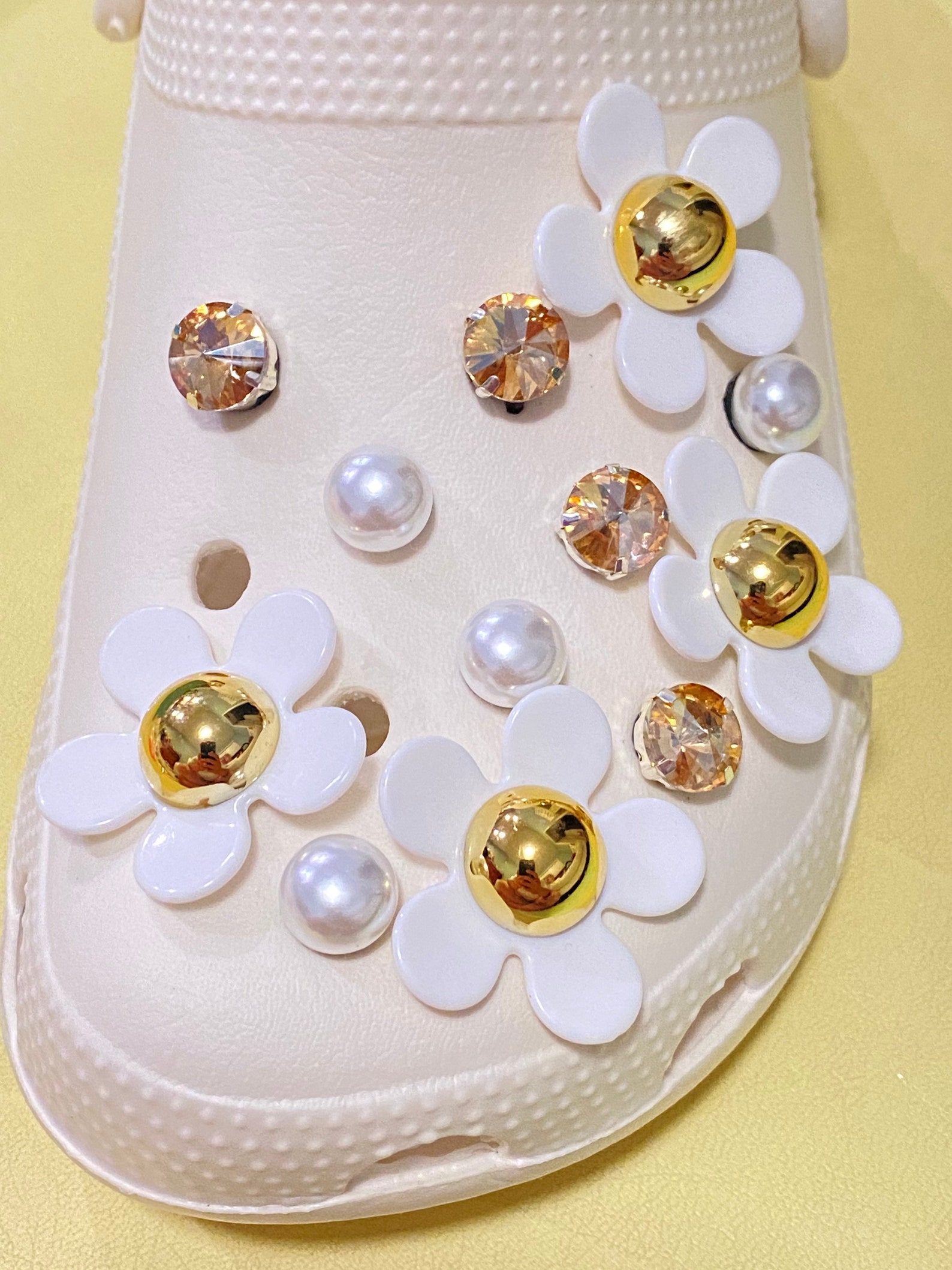 Crocs Charm WHITE Daisy Floral / Pearl / Diamond (12pcs / 24pcs) Shoe ...