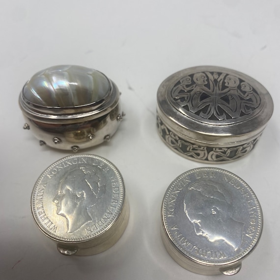 807 Collection of silver pill boxes, including foreig… - Gem