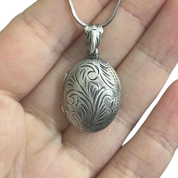 Engraved Sterling Silver Oval Locket C. 1960’s - Vint… - Gem