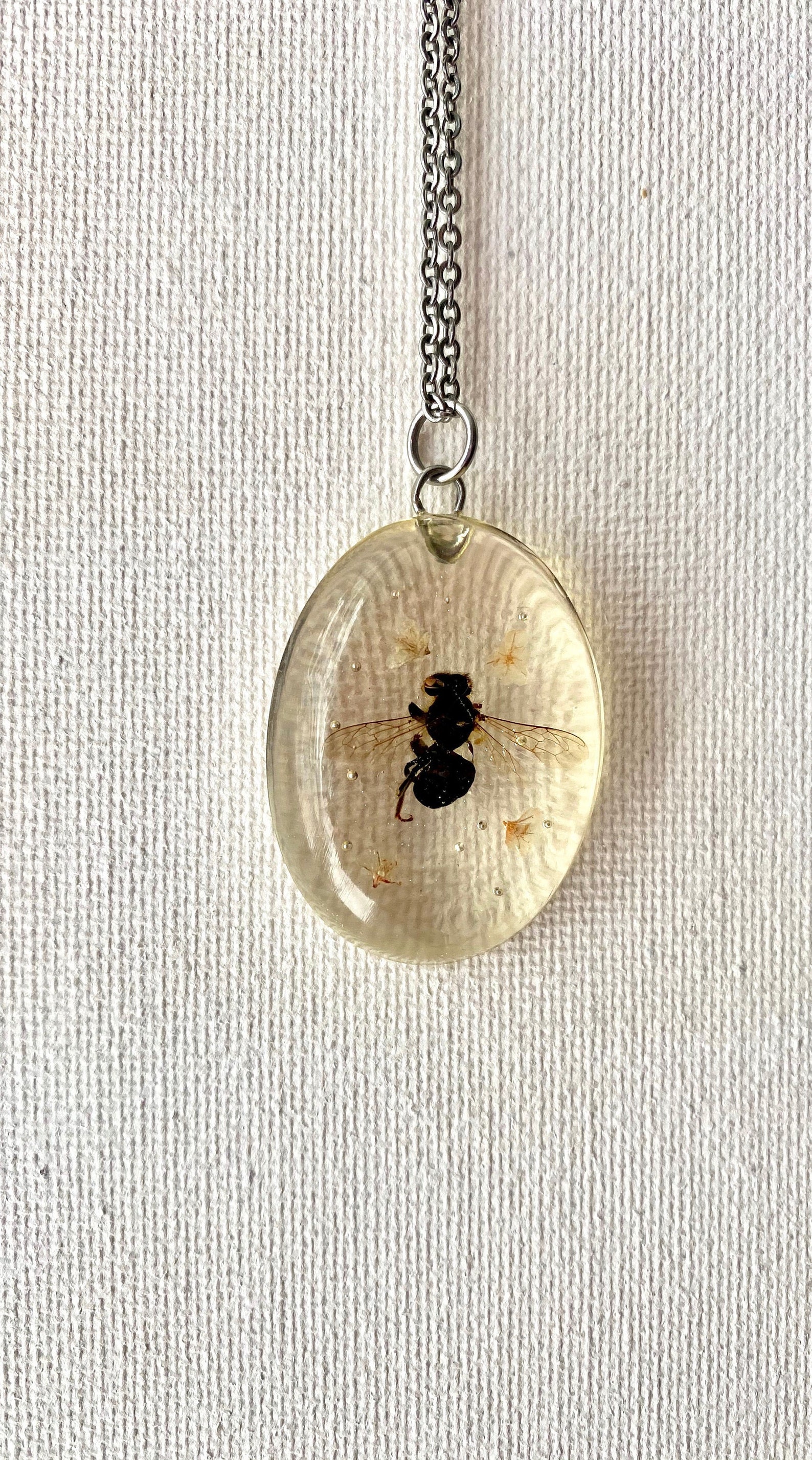 Resin Pendant With a Honey Bee and Flower Pedals. - Etsy
