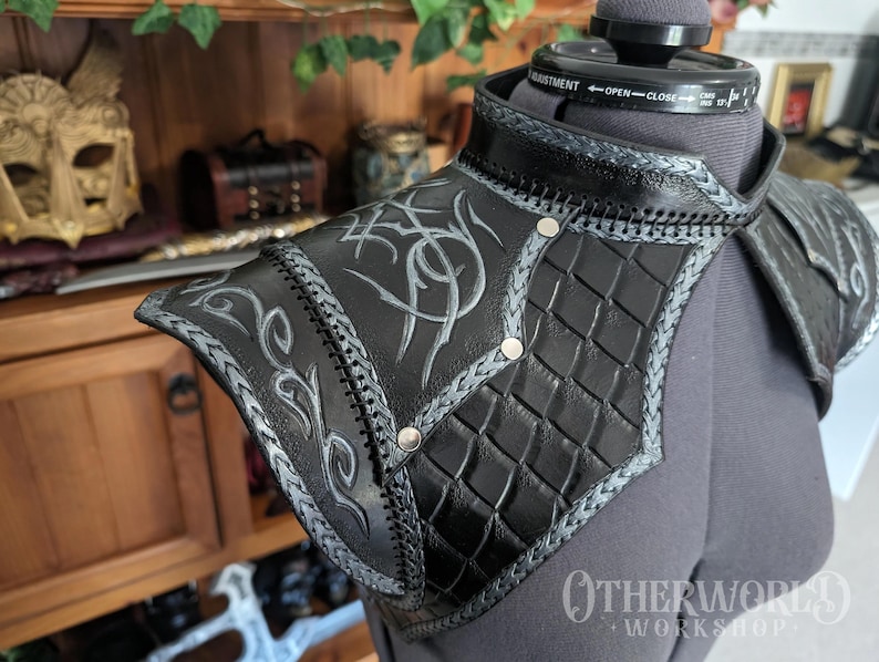 Leather Dragonscale Shoulder Mantle | Fighting Leathers Inspired | LARP ...