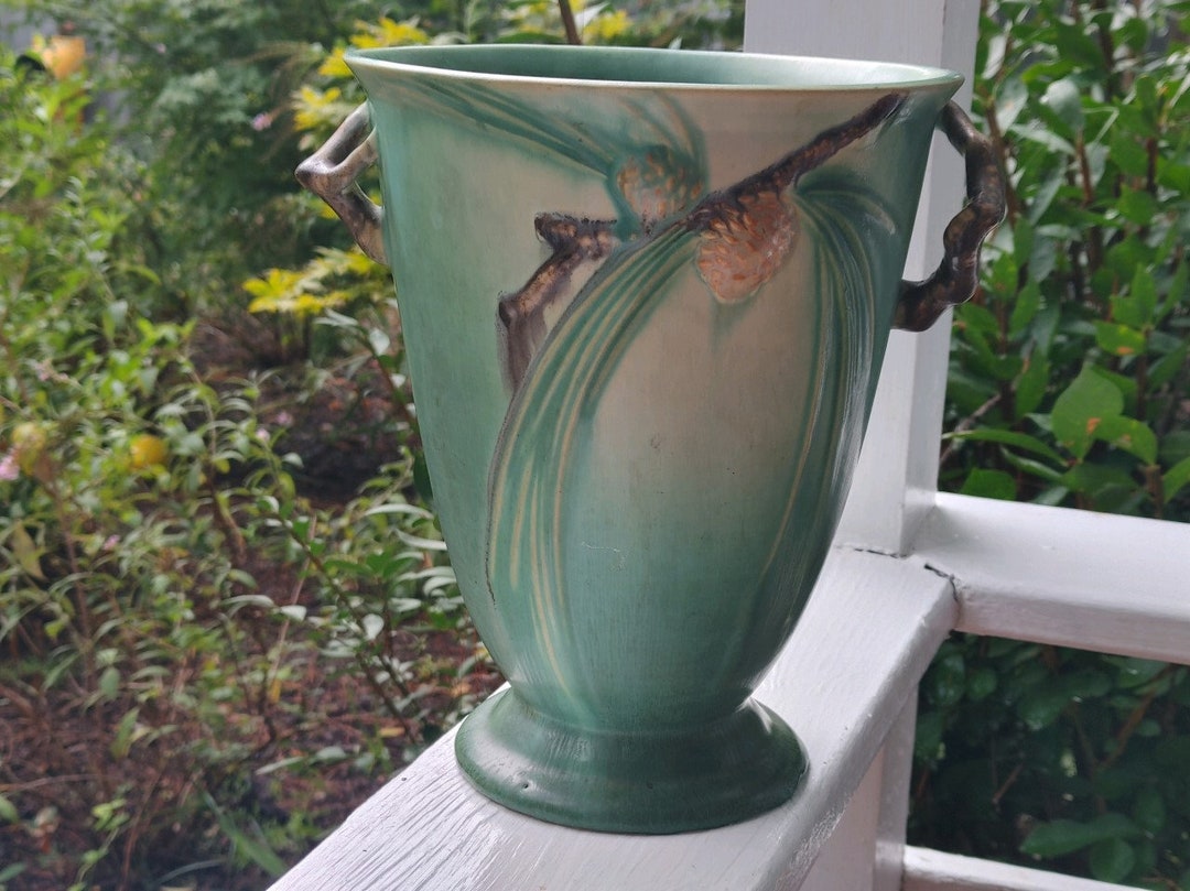 OHIO ROSEVILLE PINECONE Vase 1935 - 1945 / Green & Cream Tall Pinecone ...