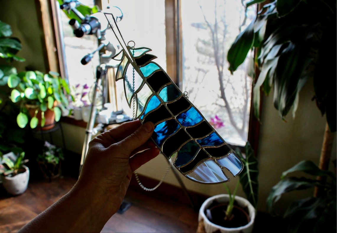 MODELLO • Modelli di vetrate colorate con piume di Jay blu • Download ...