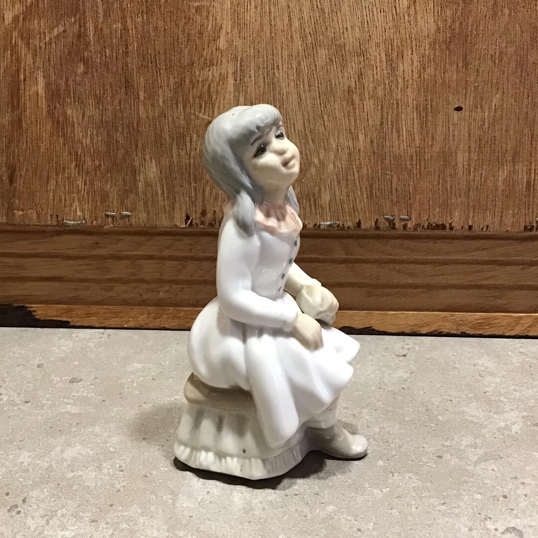 Vintage Tengra Figurine Valencia Spain Girl Sitting and Looking up in ...