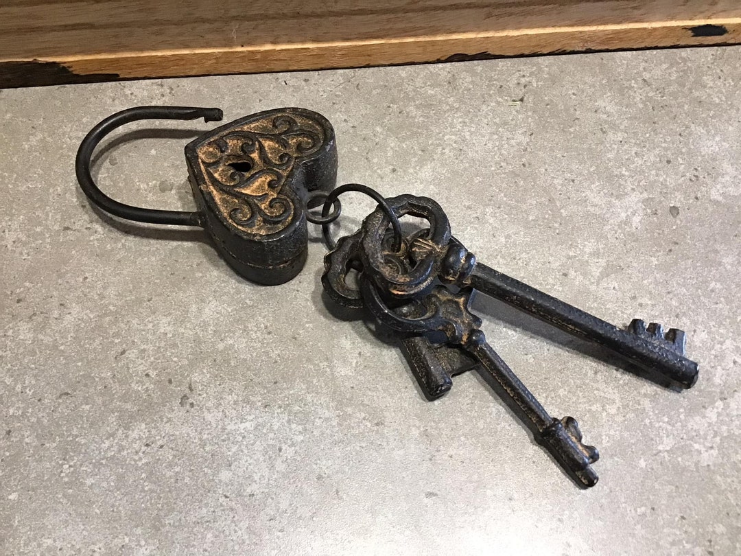 Cast Iron Lock & Skeleton Keys Antique Vintage Look Prop Home Wall ...