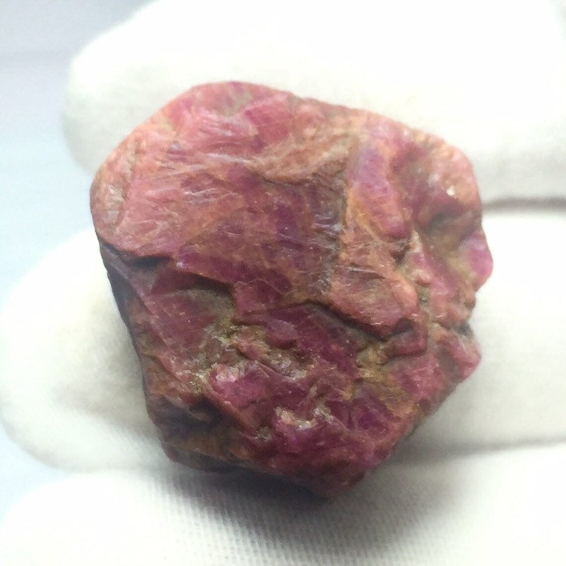 Natürlicher Rubin roh, rohe Rubinkristalle, Juli Birthstone, erhalten ...