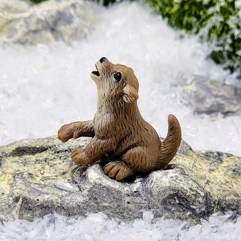 Miniature Wolf,brown,dollhouse Wolf,micro Animals,tiny Wolf Figurine ...