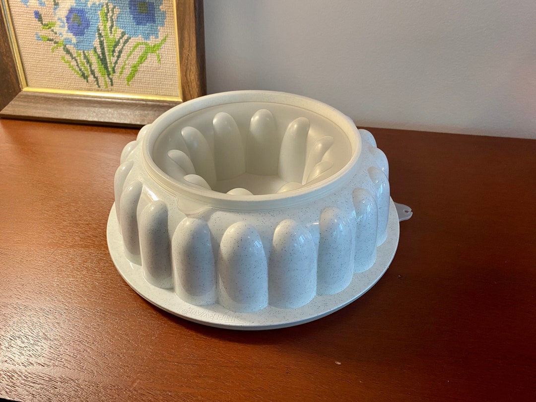 Vintage Tupperware Snap and Serve Light Gray Flecked Jello Mold With ...
