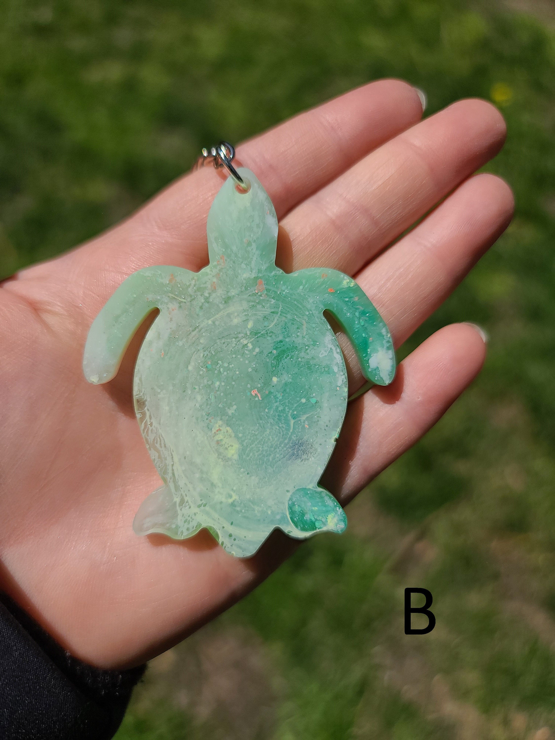 Sea Turtle Keychain- Resin 2 Colors to Choose From - Etsy