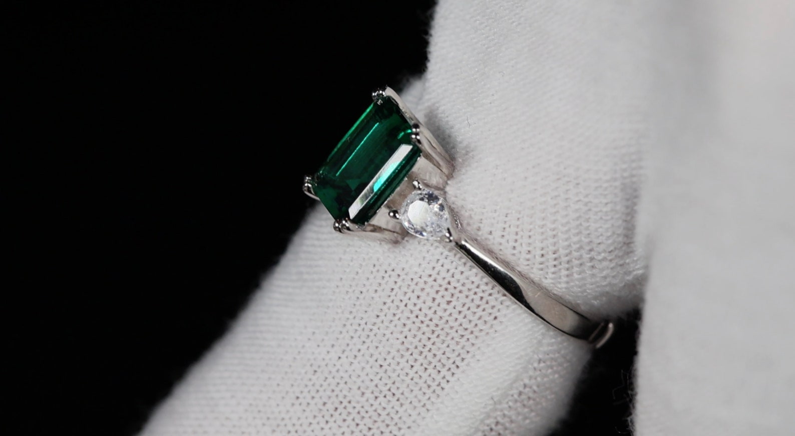 Anillo con esmeralda colombiana cultivada en laboratorio / Anillo con ...