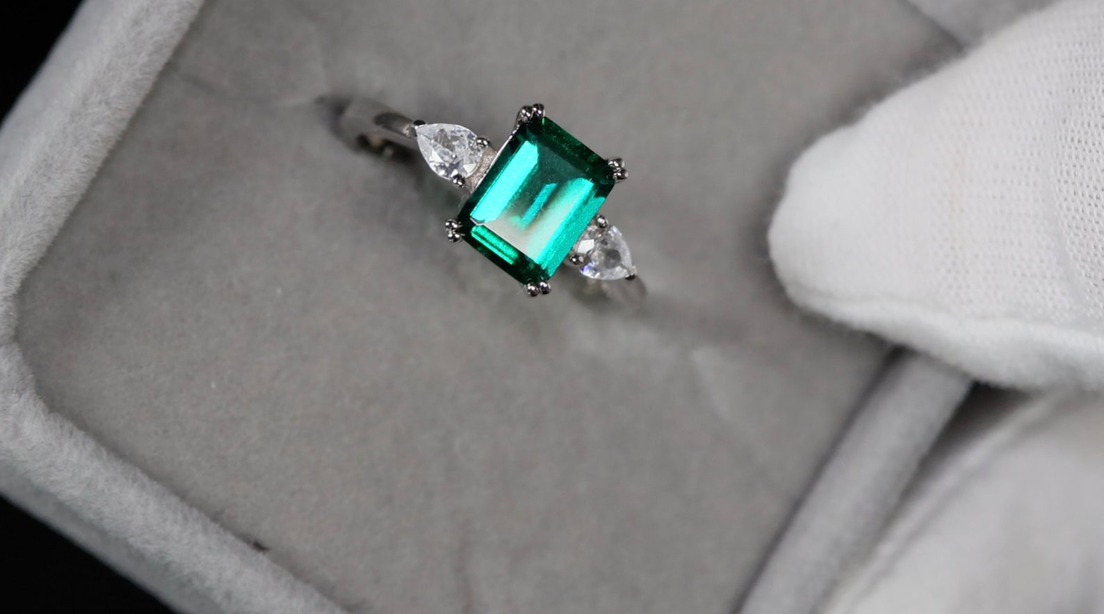 Anillo con esmeralda colombiana cultivada en laboratorio / Anillo con ...