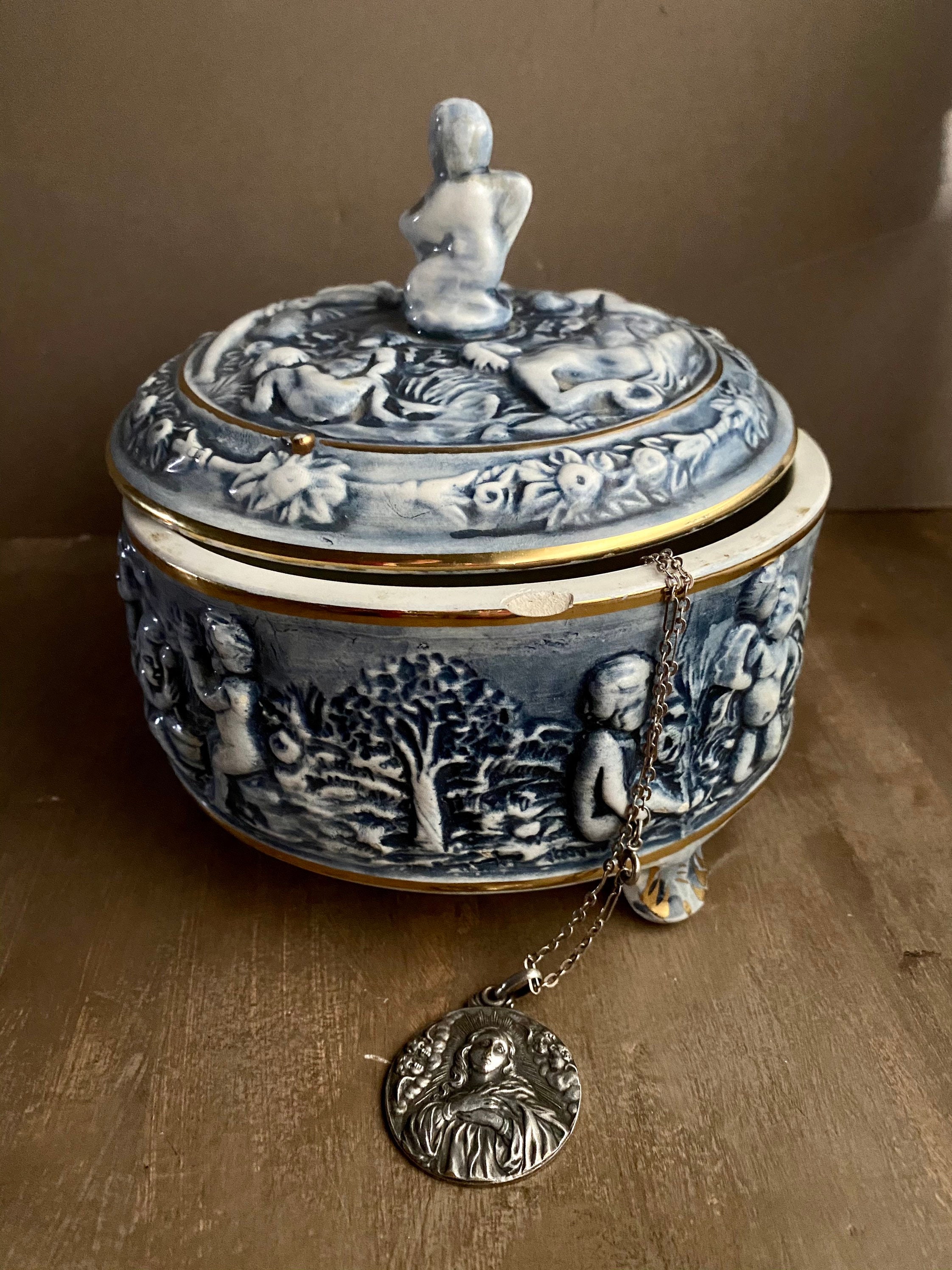 Antique Capodimonte porcelain candy box with angels and - Etsy España