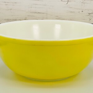 Vintage Pyrex Bowls Mid Century Dishes Farm House Table Primary Colors ...