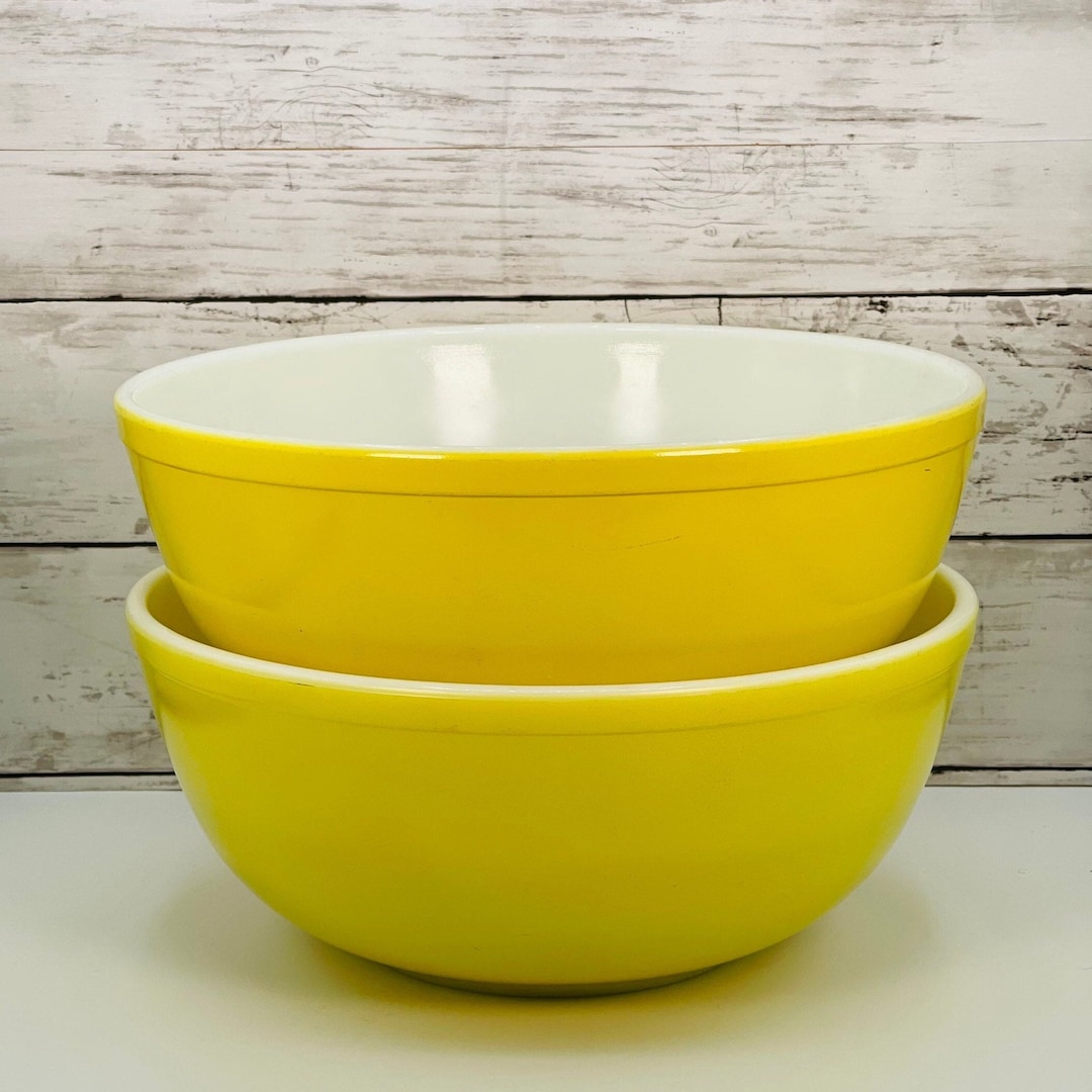 Vintage Pyrex Bowls Mid Century Dishes Farm House Table Primary Colors ...