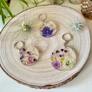 Pressed, Dried Flowers Round Resin Keychains | Custom Flowers and ...