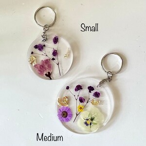 Pressed, Dried Flowers Round Resin Keychains | Custom Flowers and ...