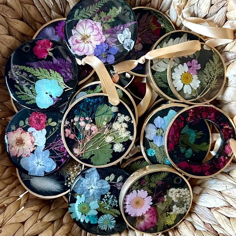 NEW! Dried Pressed Flowers With Black Background, and Gold Rim Round ...