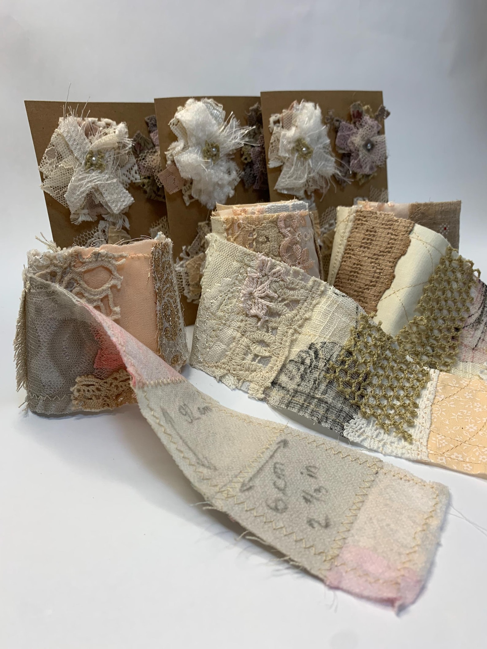 92cm X 7cm Shabby Chic Snippet Roll (1piece) & Set 4 X Fabric Cluster ...