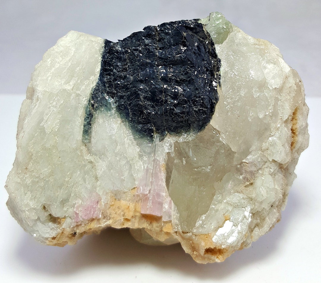 Magnífico ejemplar de 207,0 g de turmalina verde, rosa y negra ...