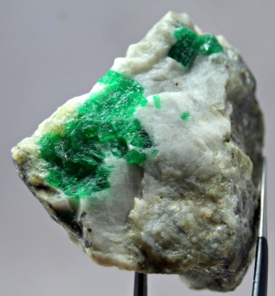 398.0 CT Remarkable Natural Green Transparent Emerald Crystals Bunch ...