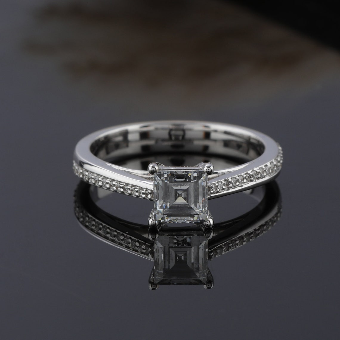 Anillo de compromiso con diamante sintético gris Asscher: banda de oro ...