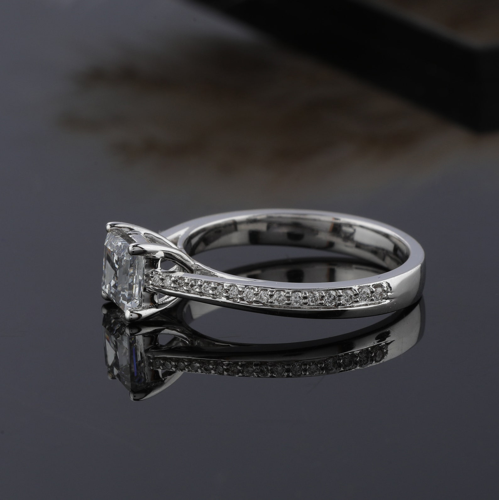 Anillo de compromiso con diamante sintético gris Asscher: banda de oro ...