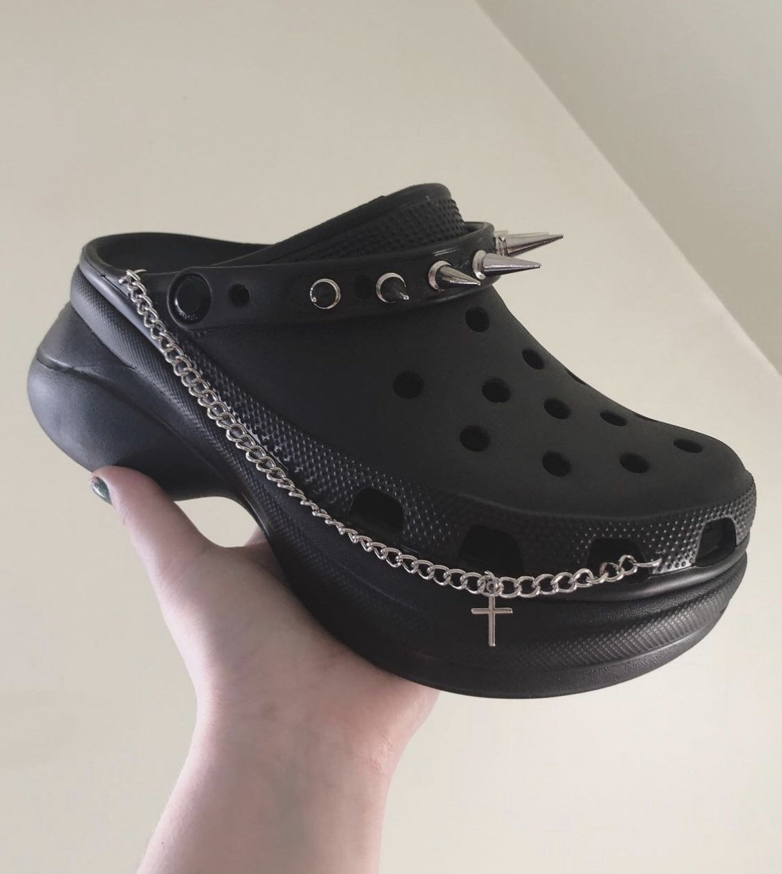 Total 124+ imagen goth crocs - Abzlocal.mx