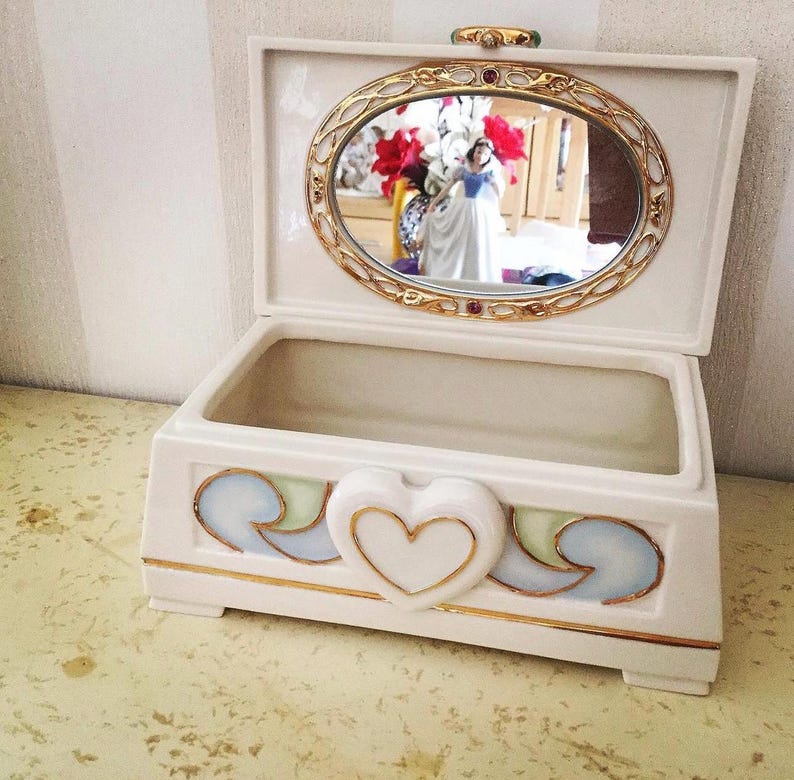 Walt Disney LENOX Showcase Collection “THE HUNTSMAN'S Box” Snow White ...